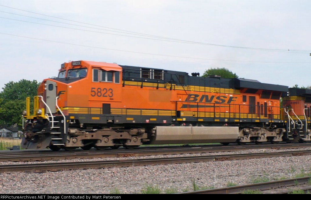 BNSF 5823